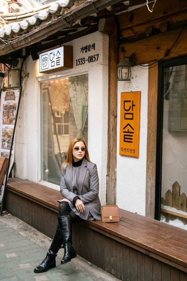 22 Photo Poses for Women to Inspire Your Next Photoshoot